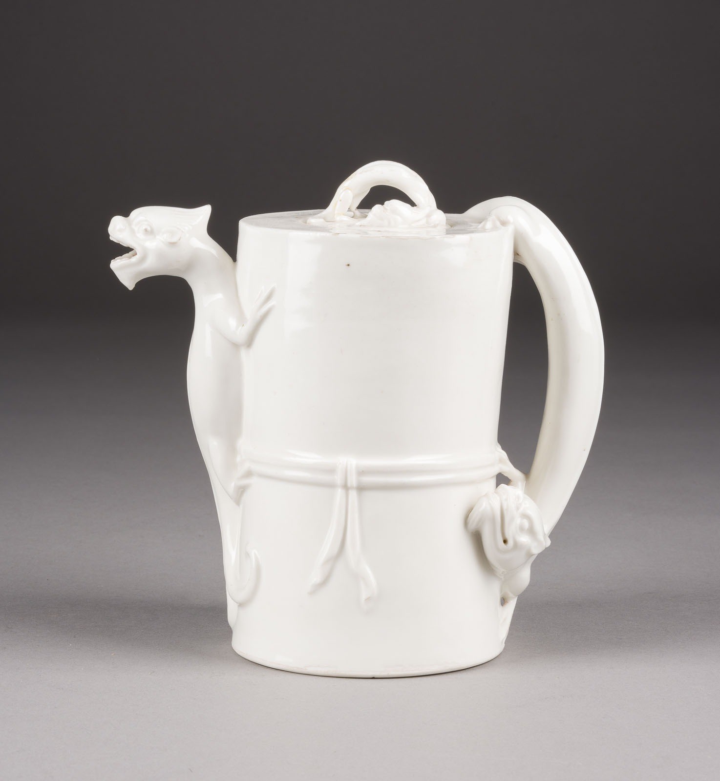 152: ASIAN ART & ANTIQUITIES | EINE DEHUA-WEINKANNE MIT CHILONG ...